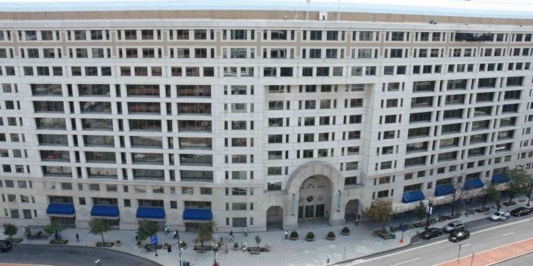 BID Invest suma al Santander en un plan de compra de activos de bancos ...