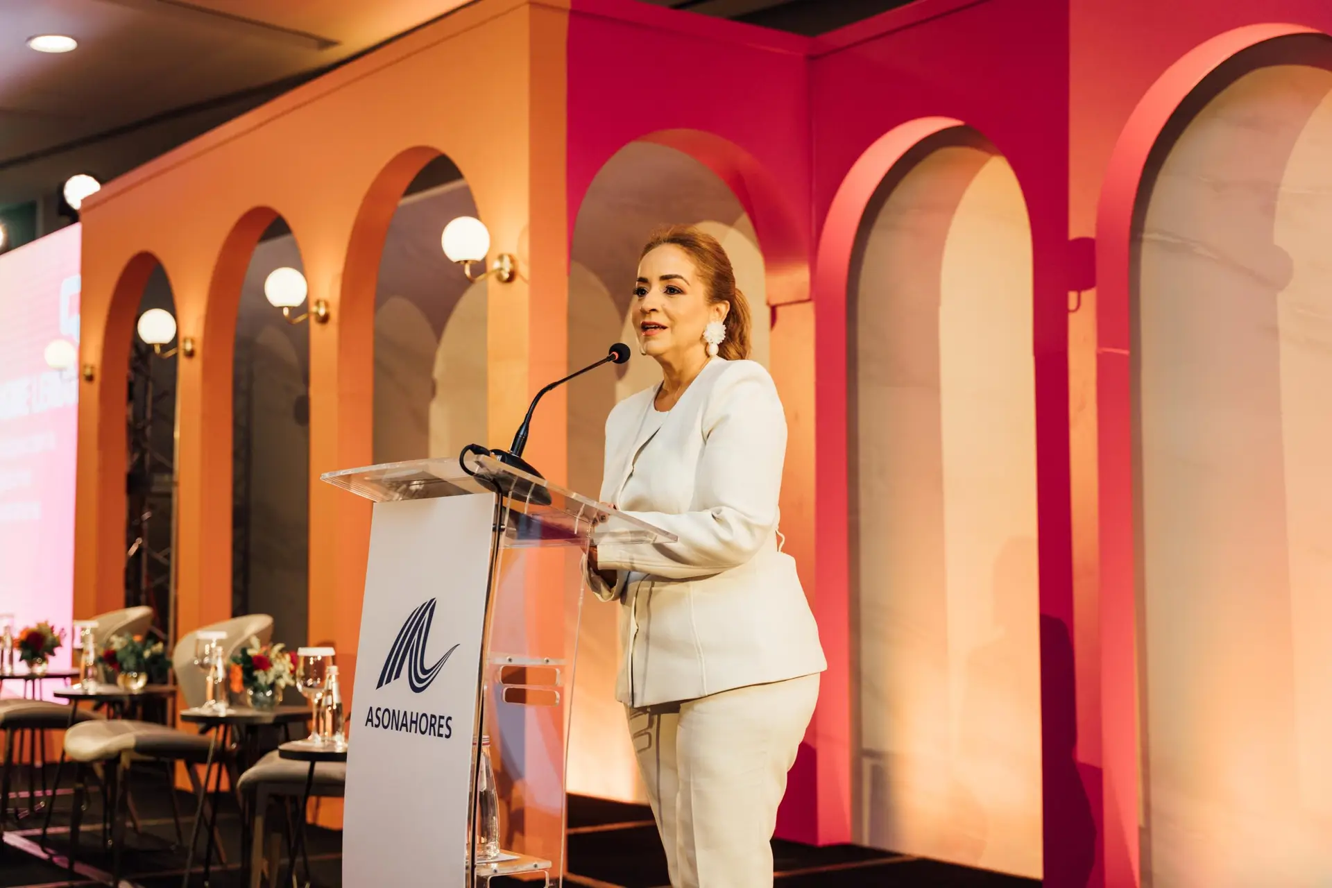 Mujeres analizan impacto y retos del sector turismo