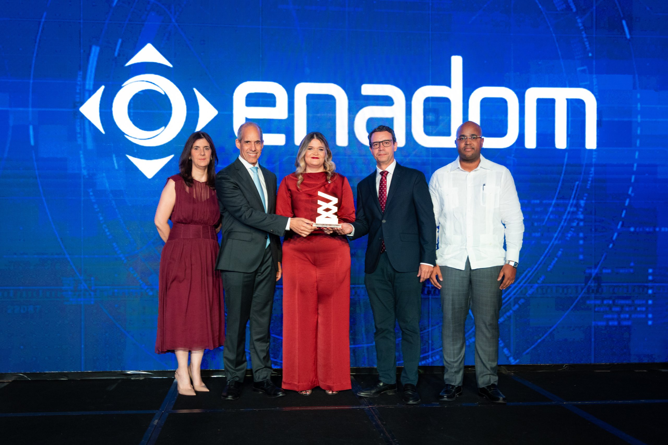 Enadom recibe premio como “mayor emisor renta fija” que entrega la ...