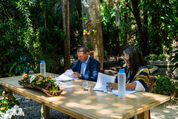 Firma MOU - Alejandro Ferrer y Ana María Díaz - Periódico elDinero