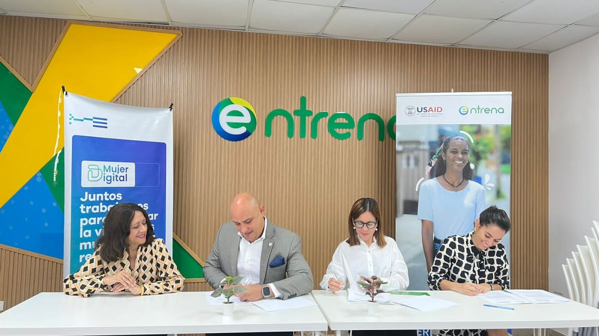 Firma convenio Entrena y Ja Dom. Mujer Digital 2023 - Periódico elDinero