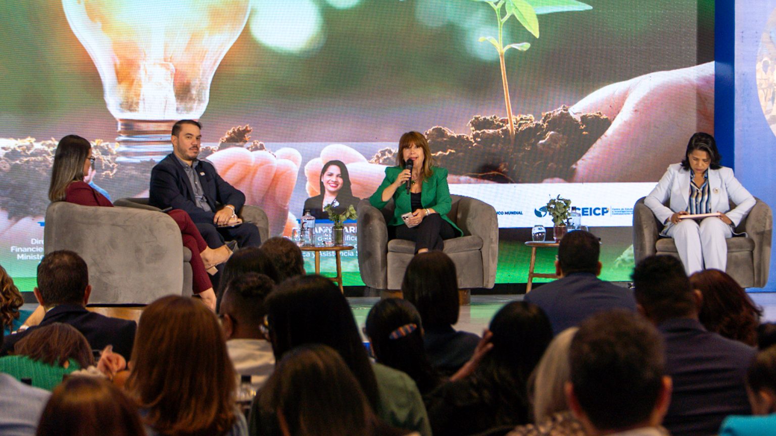 Kathia Mejía, expone en el panel. Figuran, María del Pilar, Iván Cruz y ...