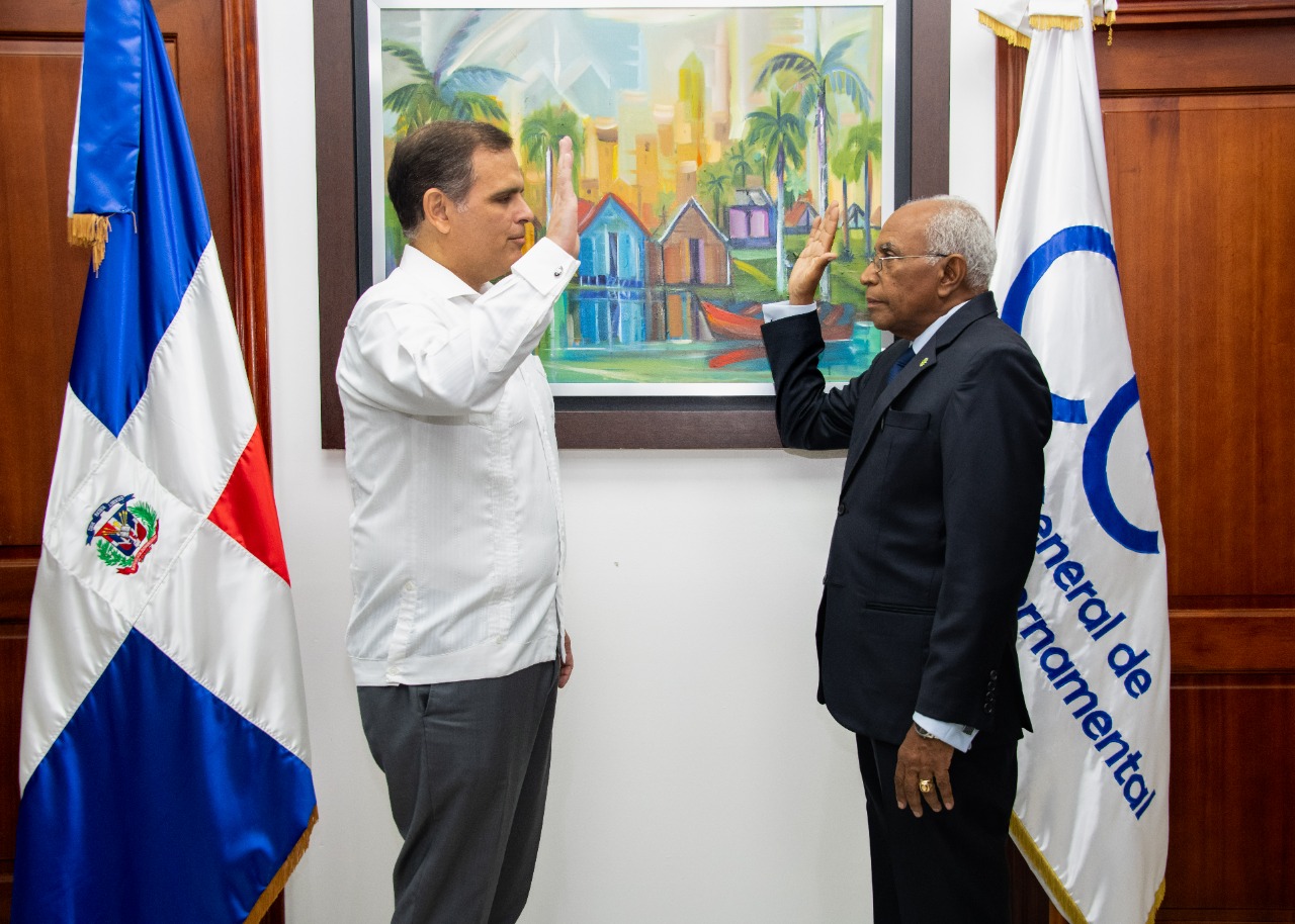 Ministro de Hacienda juramenta nuevo director general de Digecog