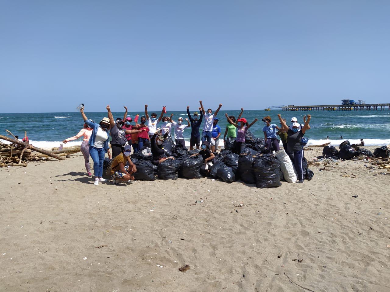 Fundación XSDO limpia playa Gringo en Haina