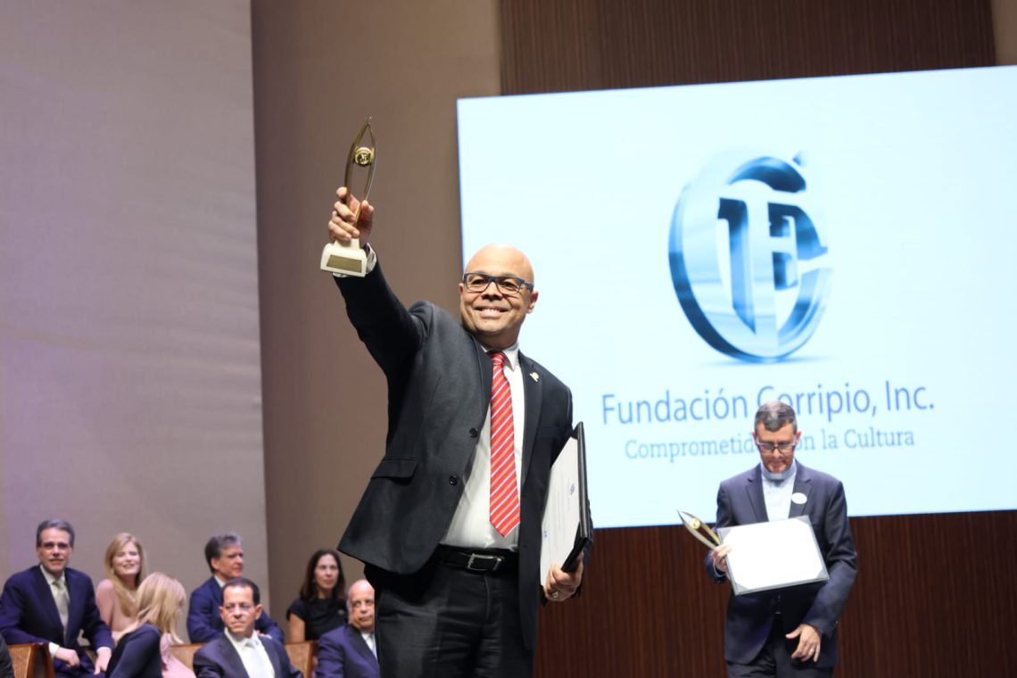 Jairon Severino recibe Premio Fundación Corripio 2025