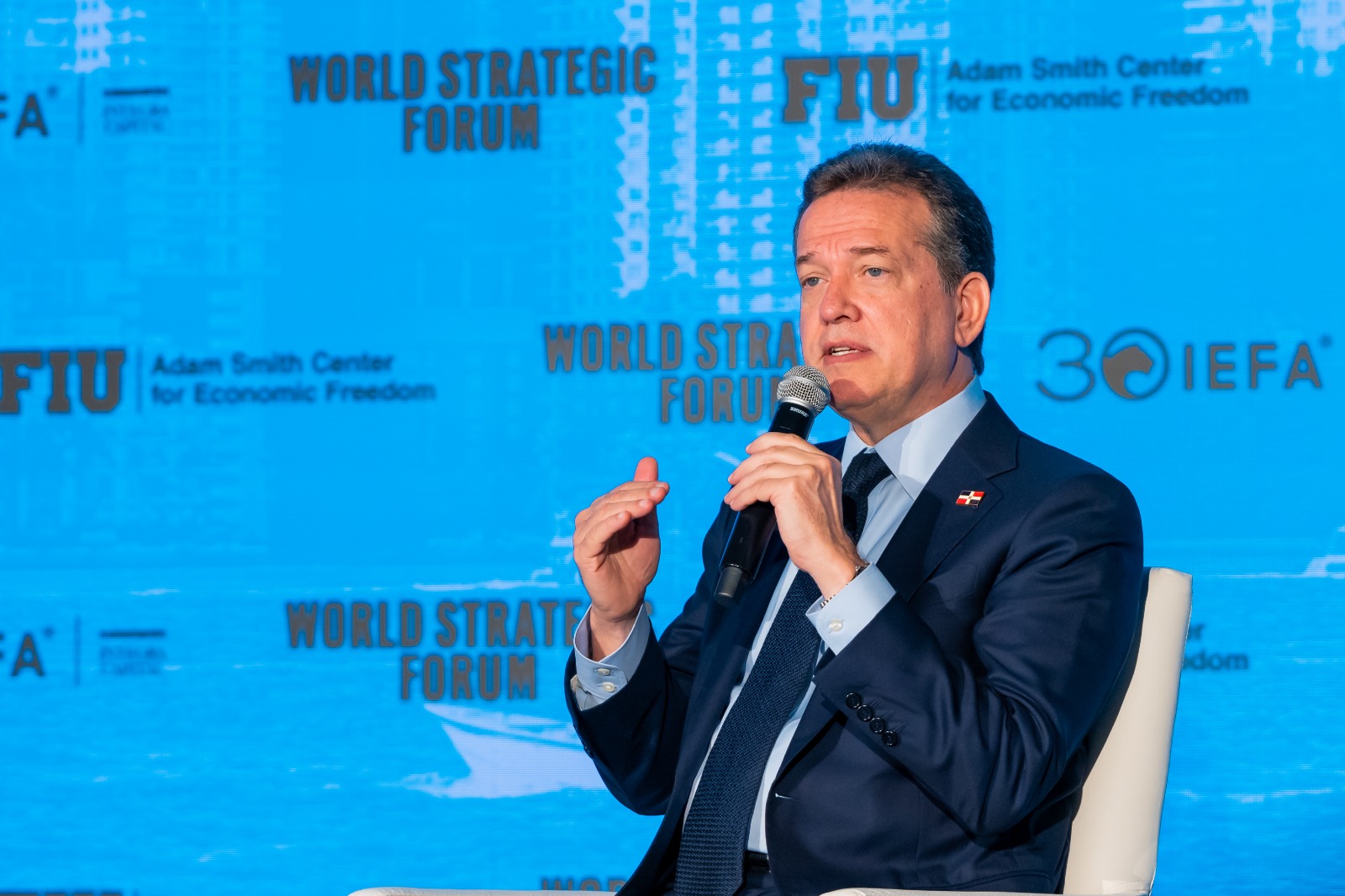 Ministro Bisonó promueve en Miami a RD como destino confiable para la ...