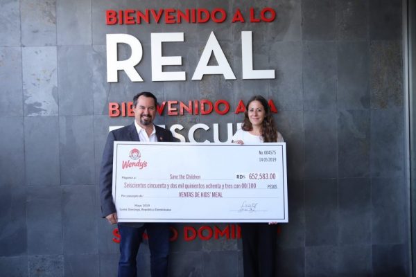 wendy's fred oscar imbert, presidente grupo raya, y alba rodriguez ...