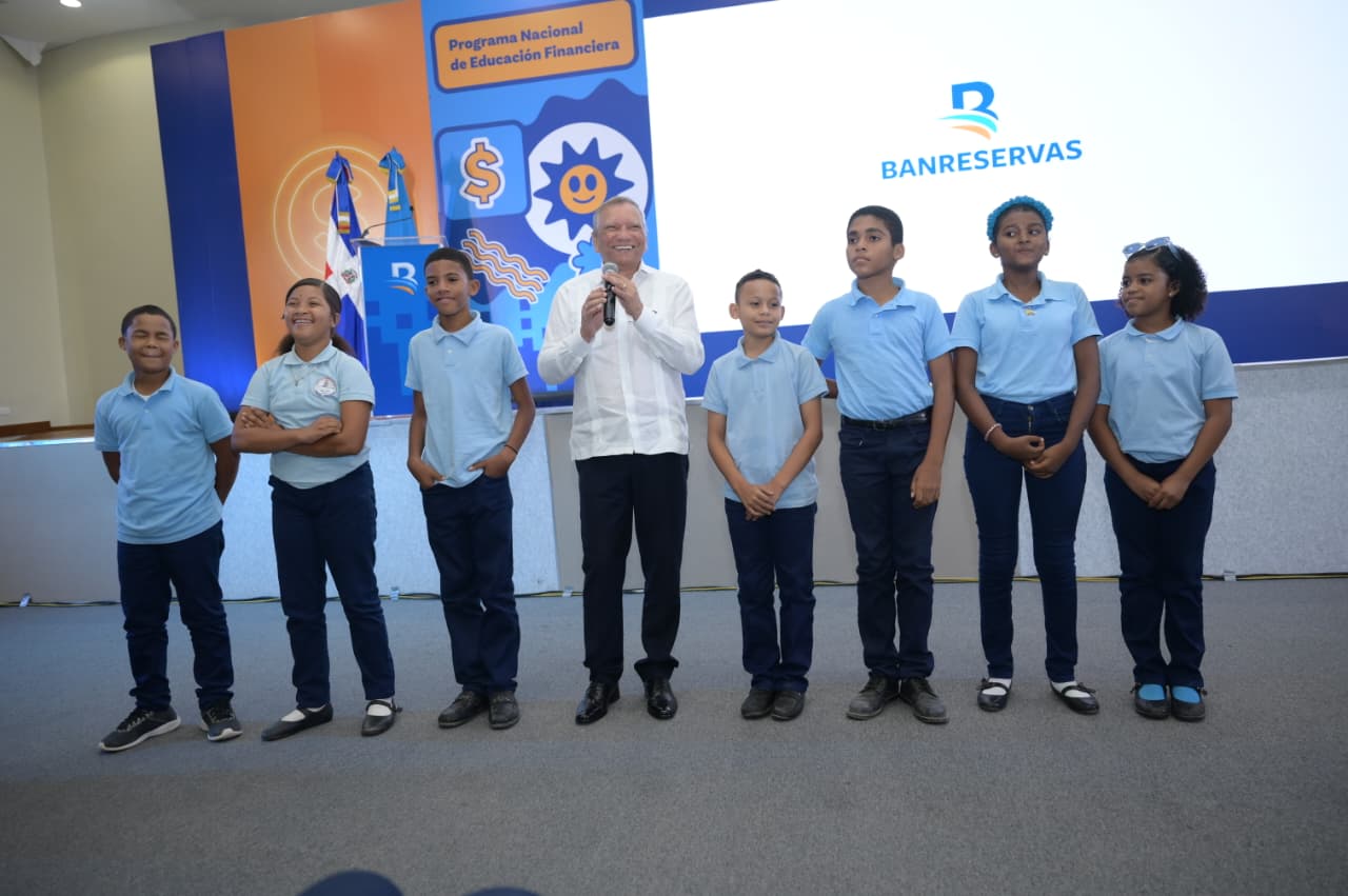 Más de 1,300 estudiantes de Azua reciben capacitación financiera con el ...