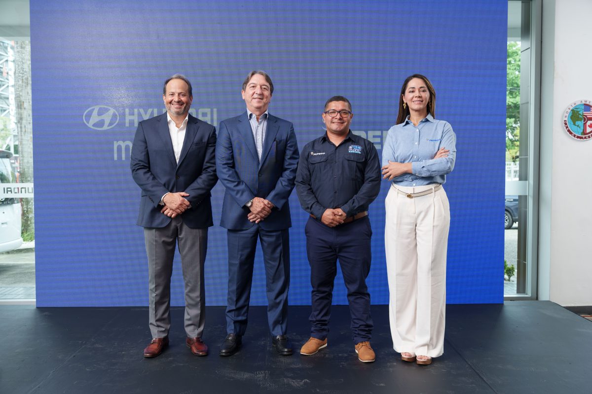 camiones eléctricos José Marrero y Avelino Rodríguez de Magna, junto a ...