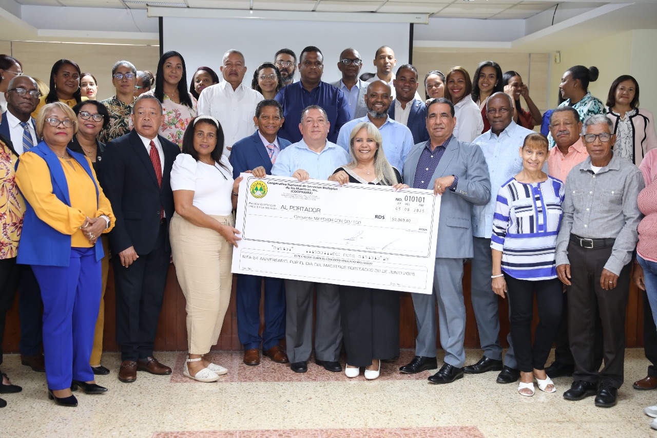 Coopnama entrega RD$2 millones en premios a profesores por el Día del ...