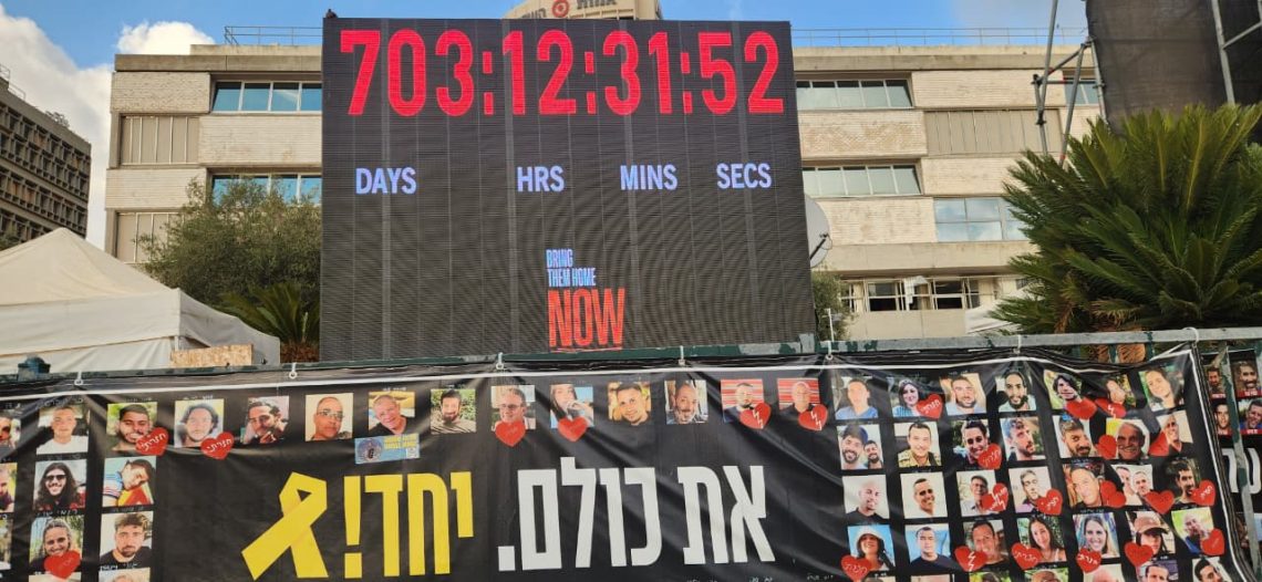 Plaza de los Secuestrados en Tel Aviv: mezcla de dolor, esperanza y clamor