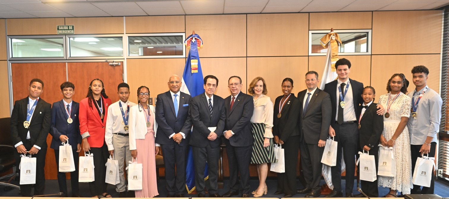 Valdez Albizu recibe visita de embajador Tony Raful y estudiantes ...